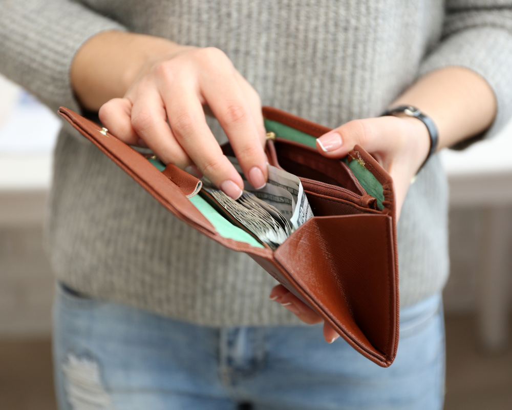 Exploring the Influence of Yang Metal on Spending Habits in the Four P – Auspice Gems